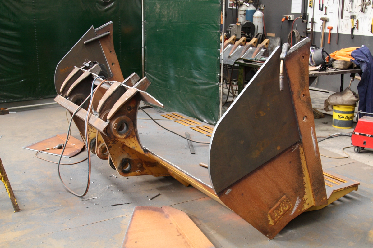 980H Loader Bucket Rebuild - West-Trak NZ